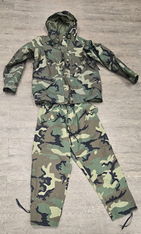 US Army M81 woodland ECWCS GoreTex suit Large Regular - Army Issue